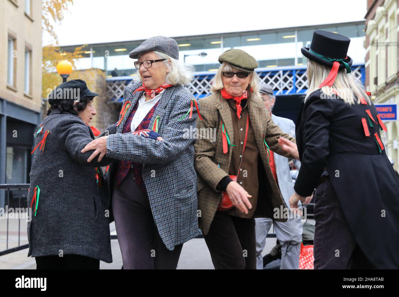 London, UK, December 11th 2021. Fowlers Molly Dancers tour pubs in ...