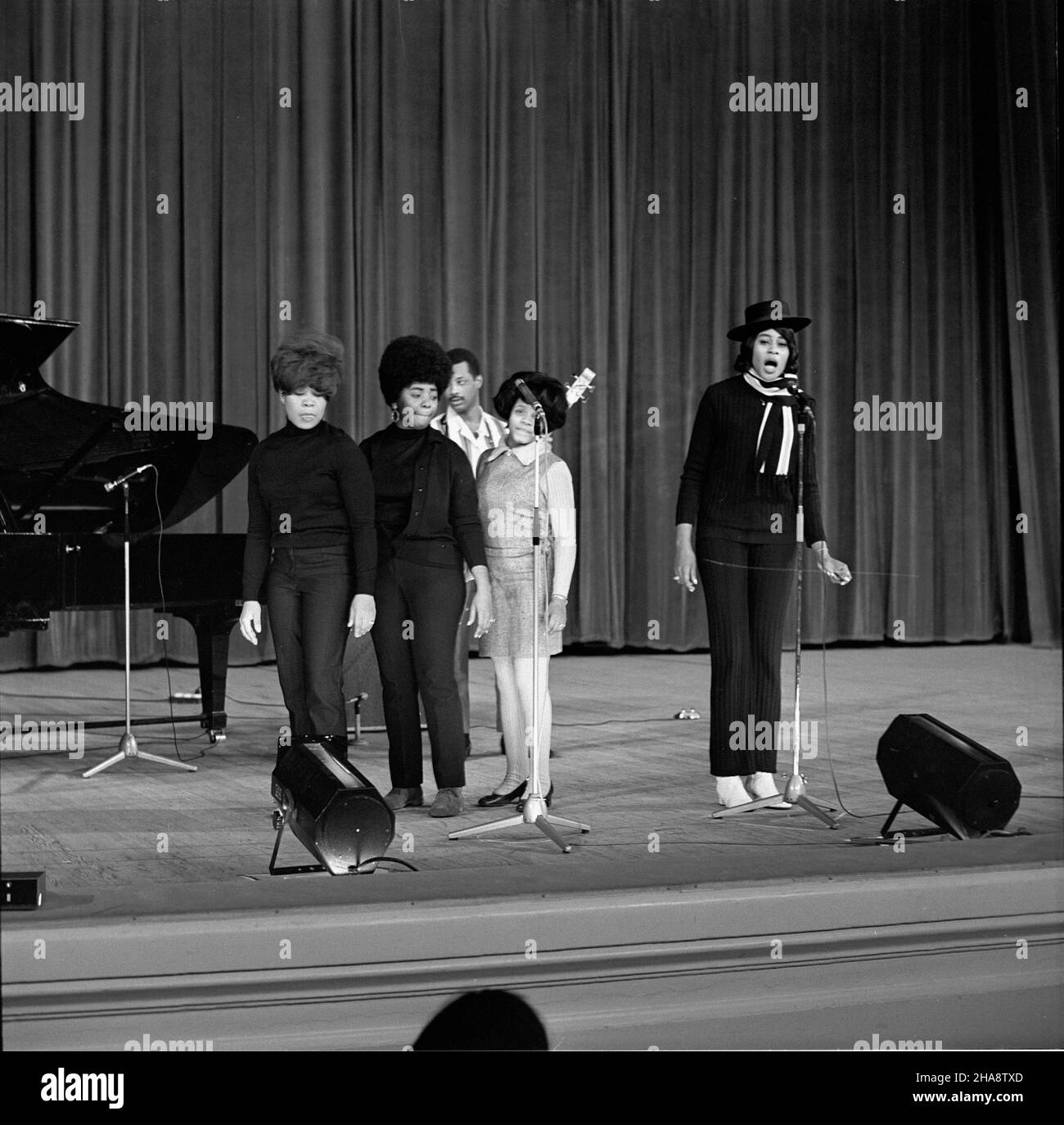 Warszawa, 1969-11-18. Patterson Singers przed koncertem w Sali ...