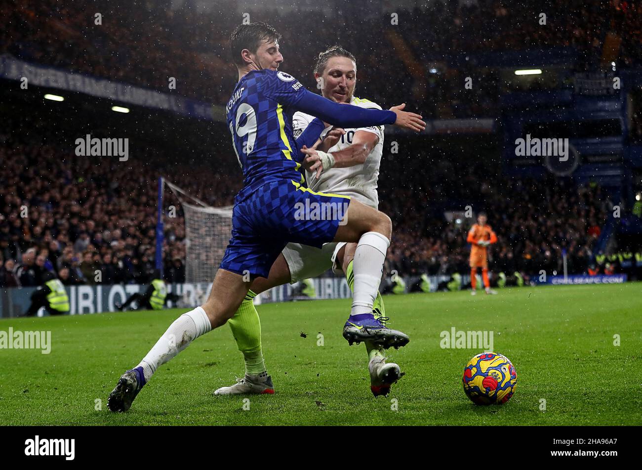 London, England, 11th December 2021. Mason Mount of Chelsea and Luke ...