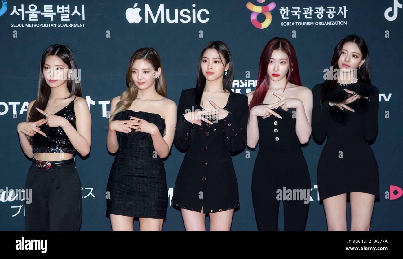 K pop girl group itzy hi-res stock photography and images - Alamy