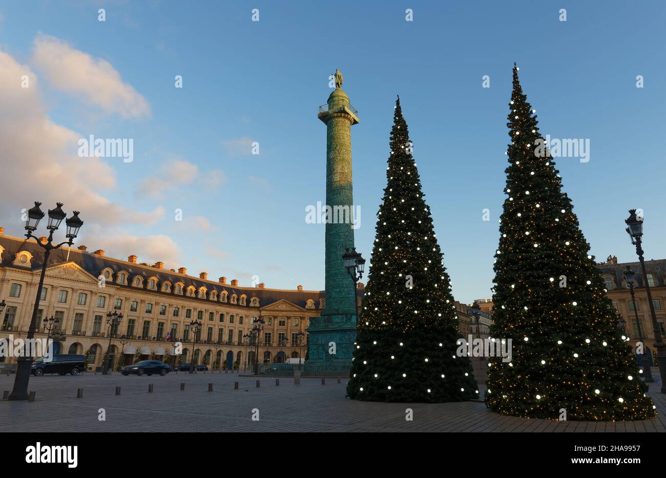 Vendome column with statue of Napoleon Bonaparte, on the Place Vendome ...