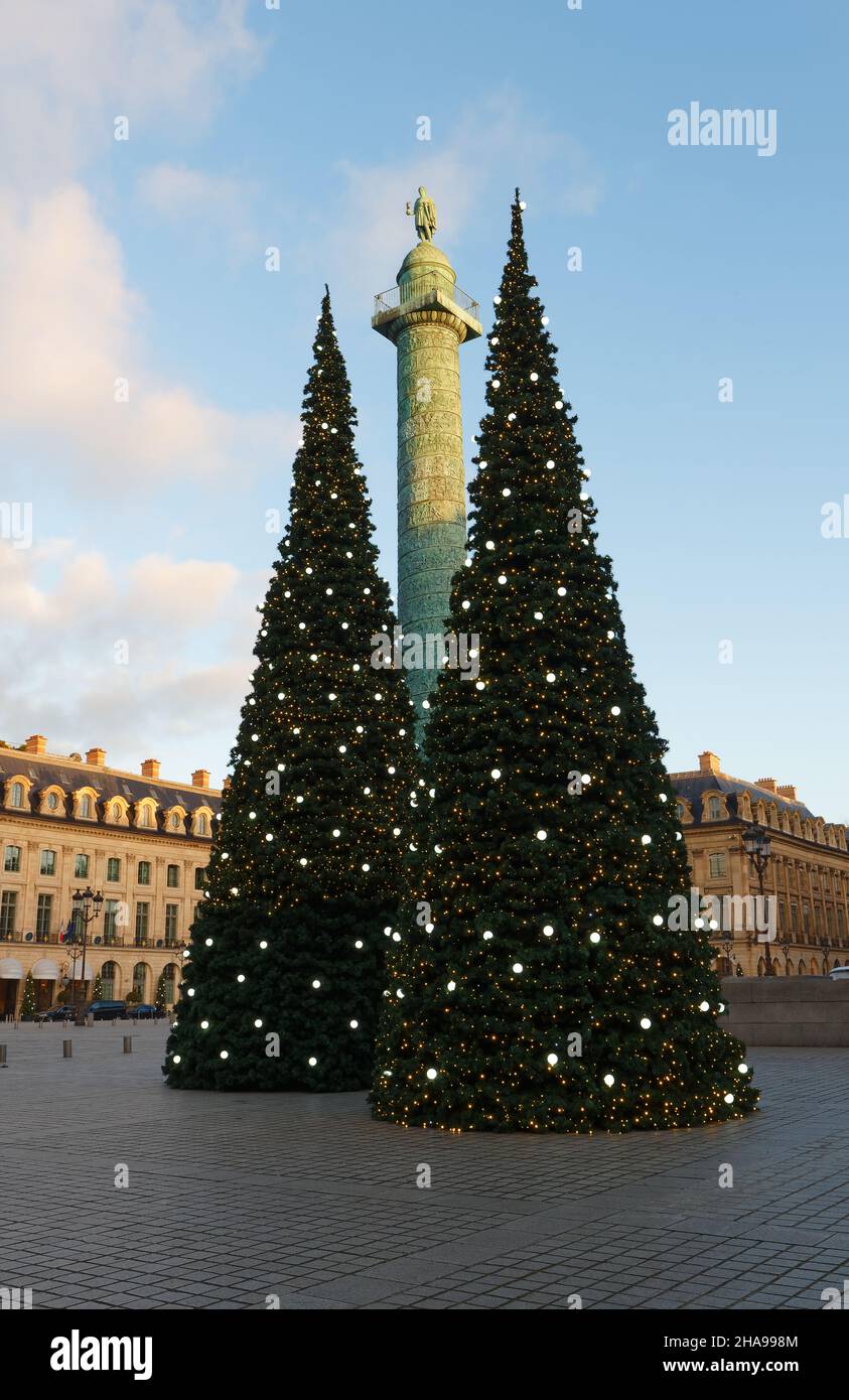 Vendome column with statue of Napoleon Bonaparte, on the Place Vendome ...