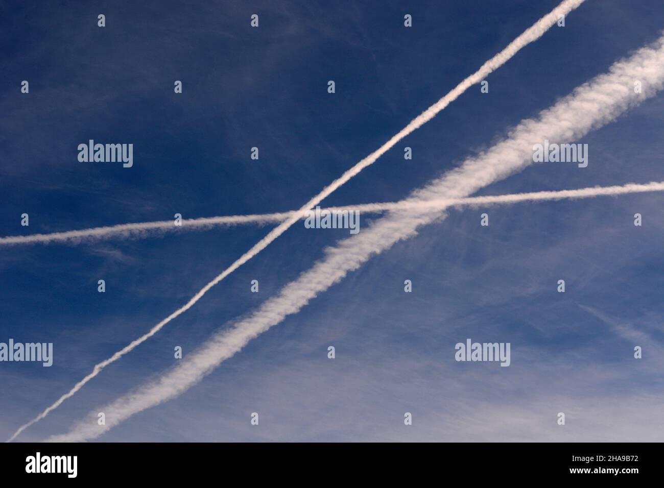 Jet aircraft contrail hi-res stock photography and images - Alamy