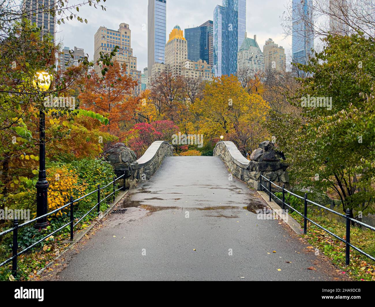 Gapstow Bridge in Central Park in autumn with fall folage Stock Photo ...