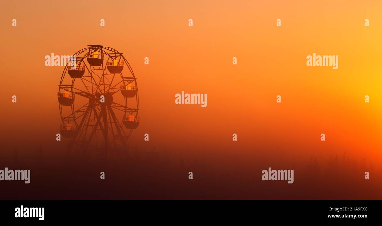 Ferris wheel in the park at dawn. Wonderful summer landscape. The sun's ...