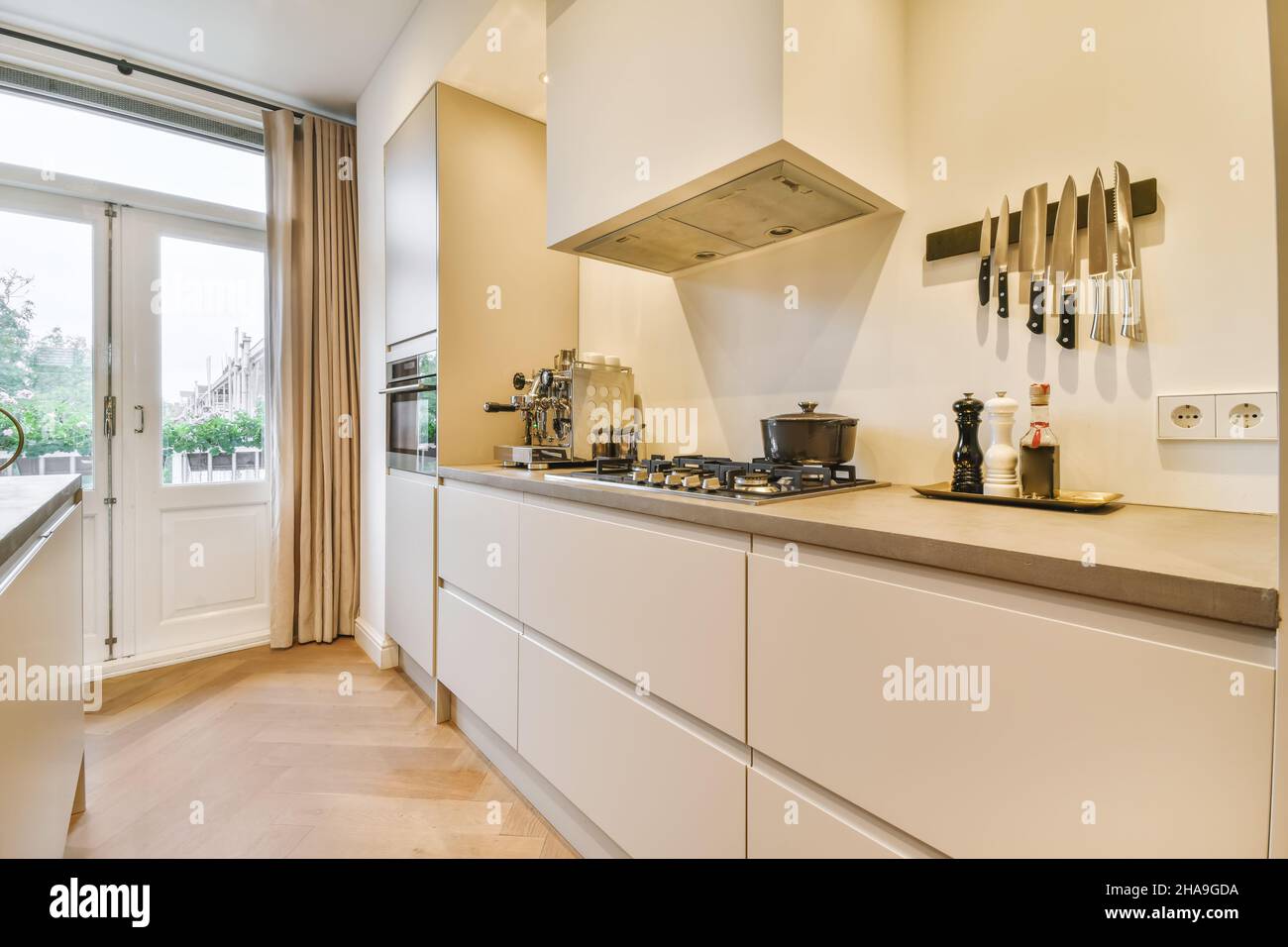 Stylish and modern kitchen with white kitchen unit Stock Photo - Alamy