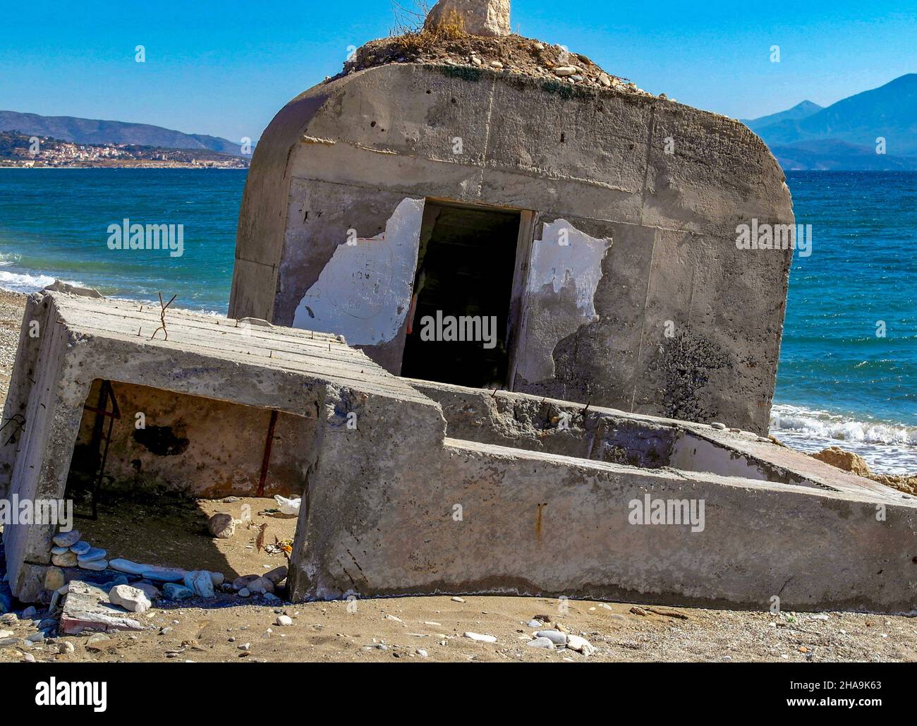 Ruined structure in the sea shore Stock Photo - Alamy