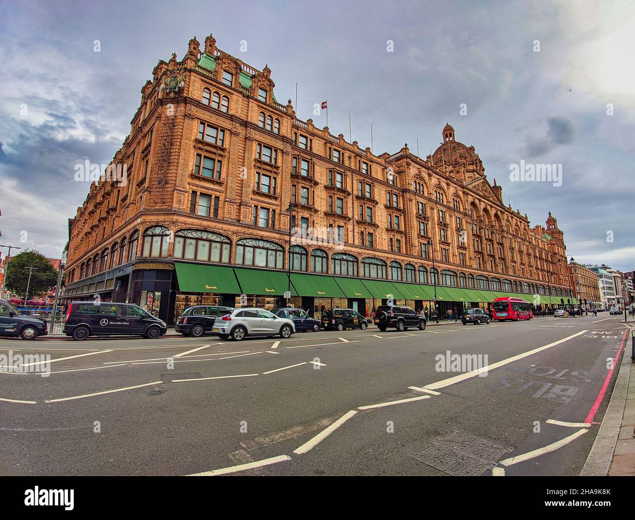 LONDON, UK - SEPTEMBER 28TH 2021: The famous Harrods department store ...