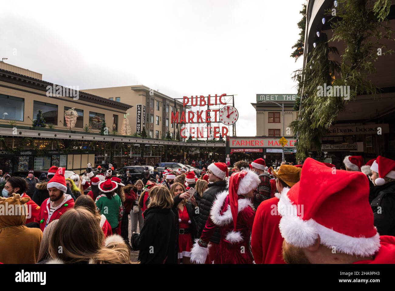 Seattle santacon hi-res stock photography and images - Alamy