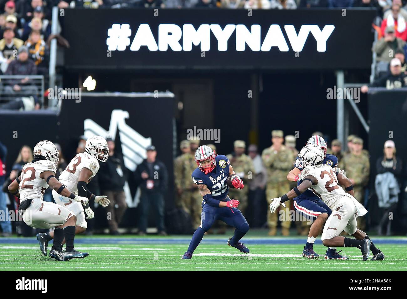 East Rutherford, New Jersey, USA. 11th Dec, 2021. Navy Midshipman ...