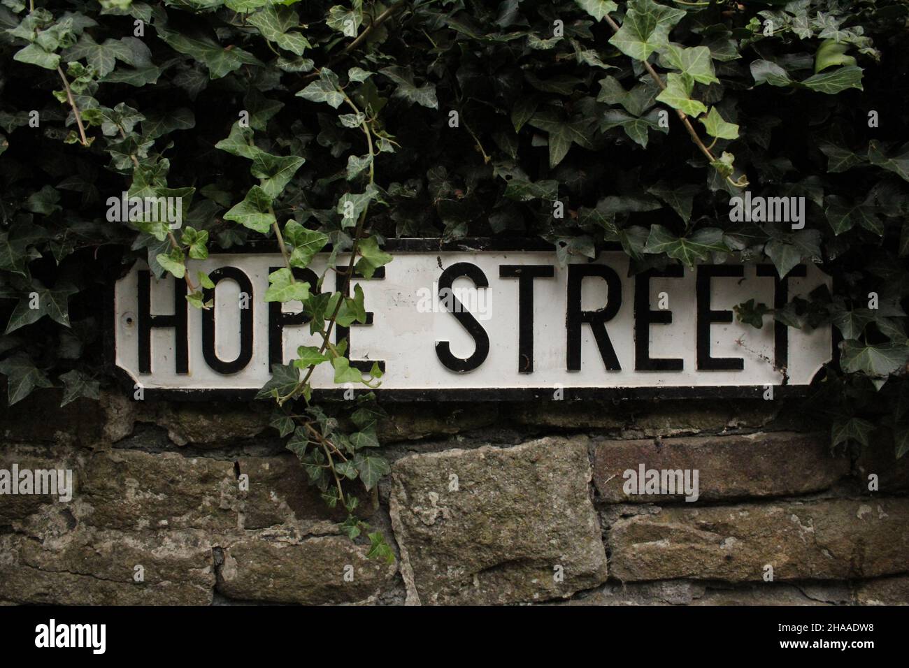 Road sign at Hope Street, Glossop, United Kingdom Stock Photo - Alamy
