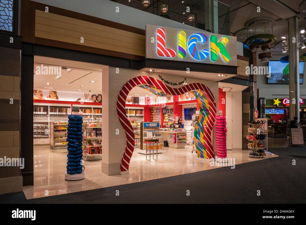 Airport candy store hi-res stock photography and images - Alamy