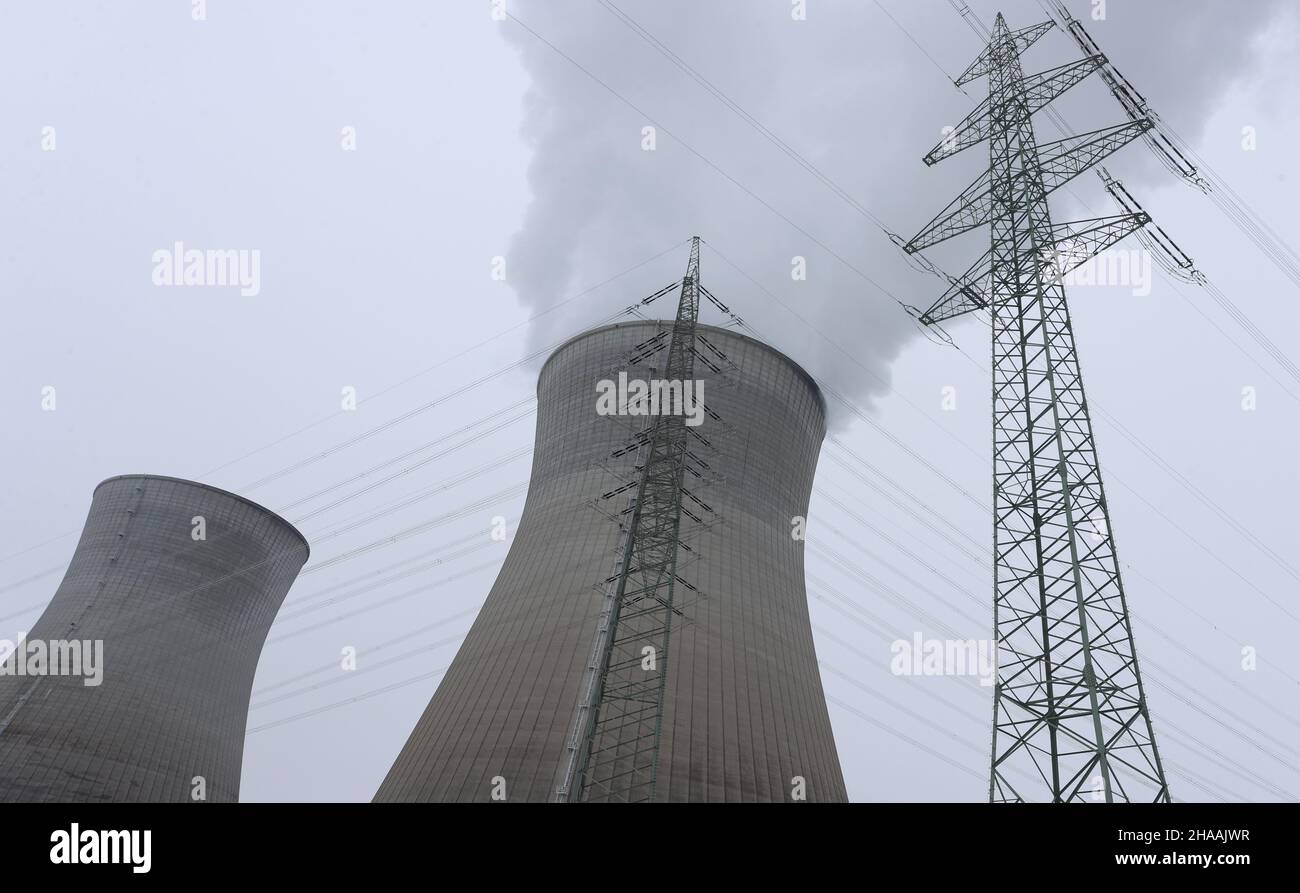 10 December 2021, Bavaria, Gundremmingen: Cooling towers of the nuclear ...