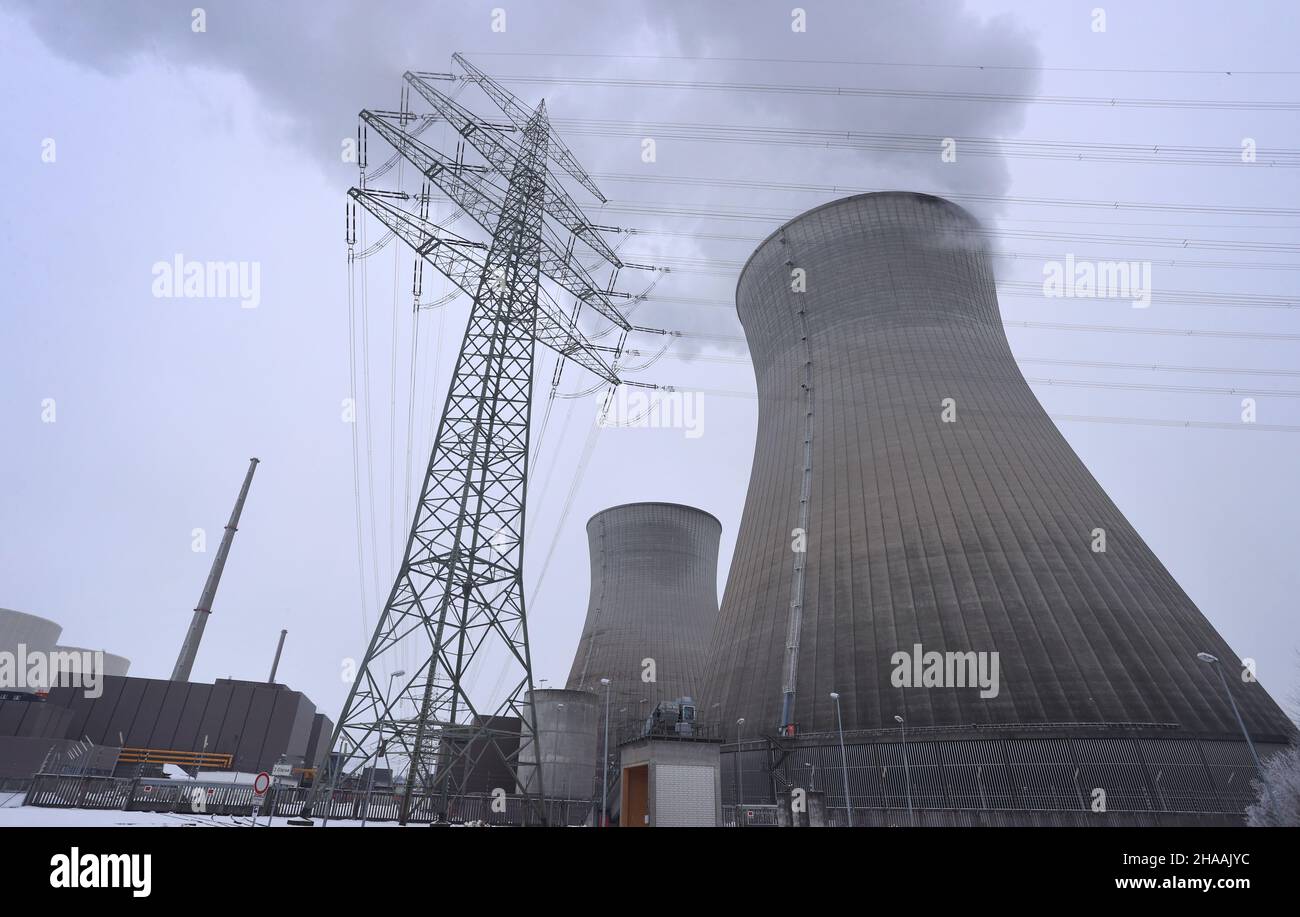 10 December 2021, Bavaria, Gundremmingen: Cooling towers of the nuclear ...