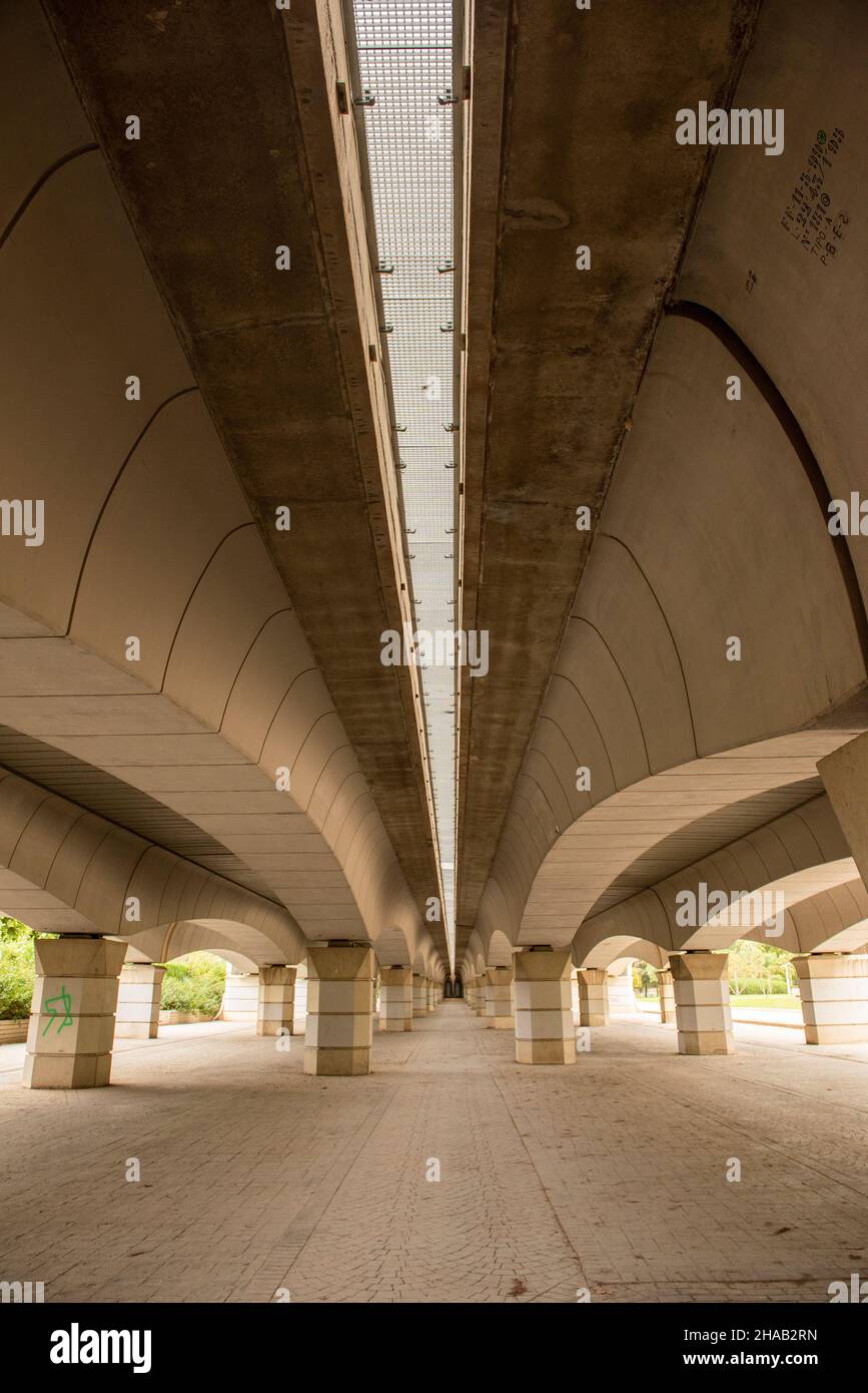 Bridge shapes hi-res stock photography and images - Alamy