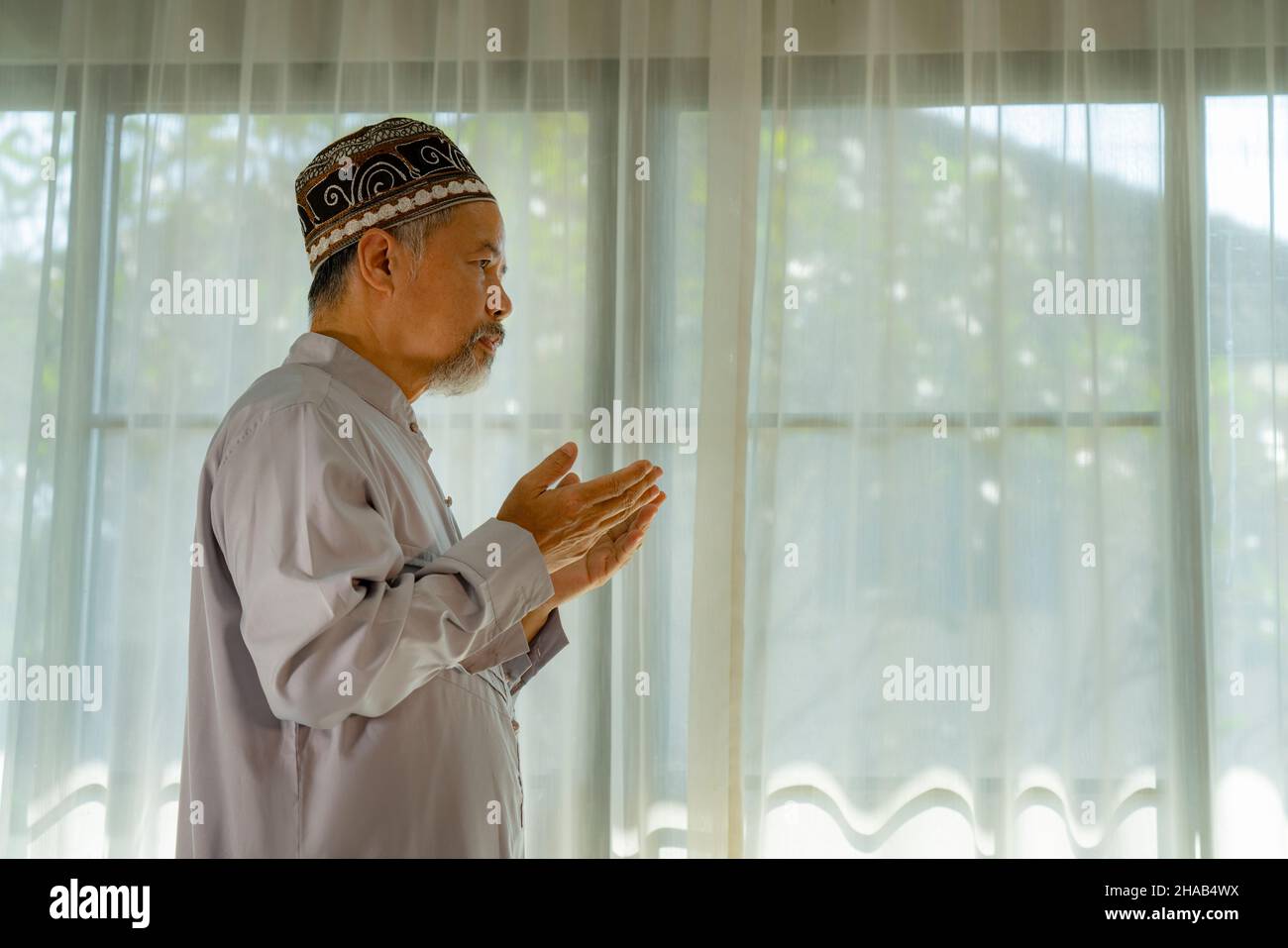Muslim man praying in Living room at Home. Religion Duty Diary ...