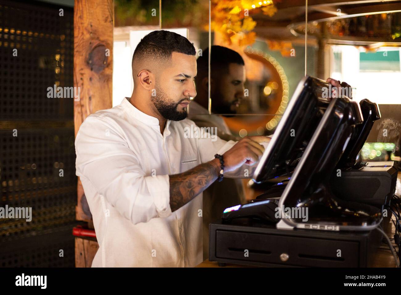 Man cash register hi-res stock photography and images - Alamy