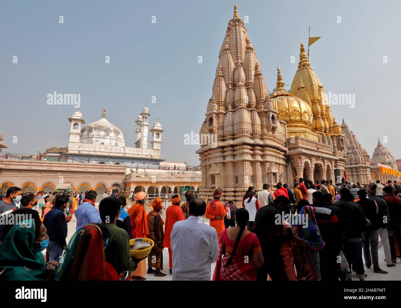 Kashi vishwanath temple, varanasi hi-res stock photography and images ...