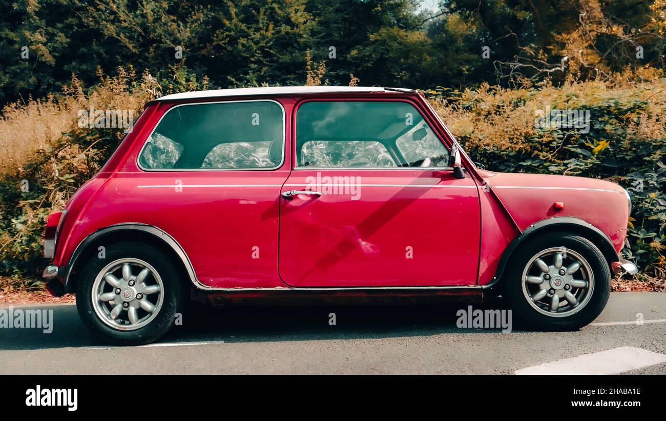 Vintage mini cooper london hi-res stock photography and images - Alamy