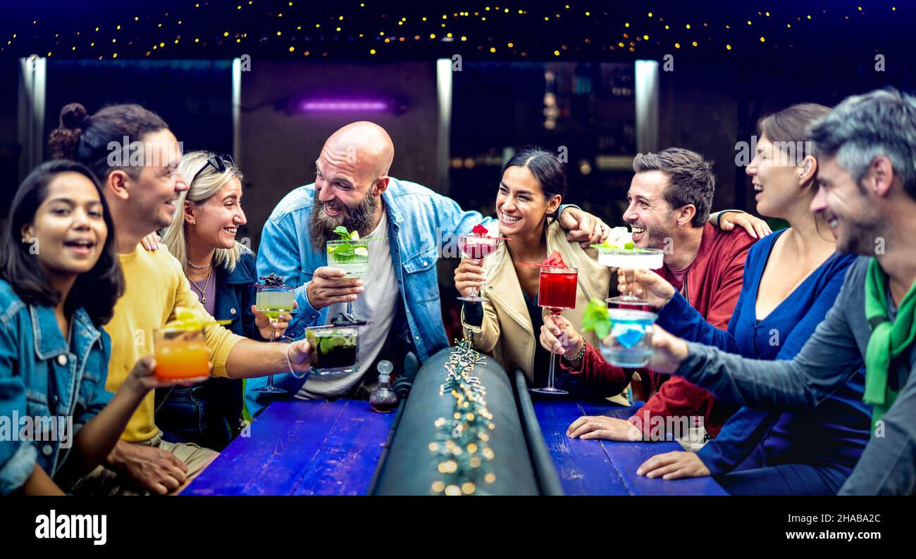 Family party drinks night hi-res stock photography and images - Alamy