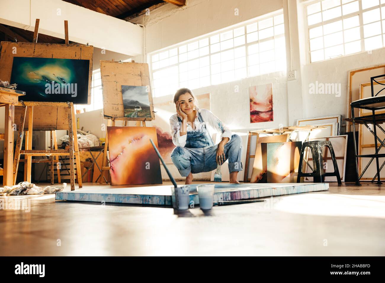 Young women in art gallery hi-res stock photography and images - Alamy