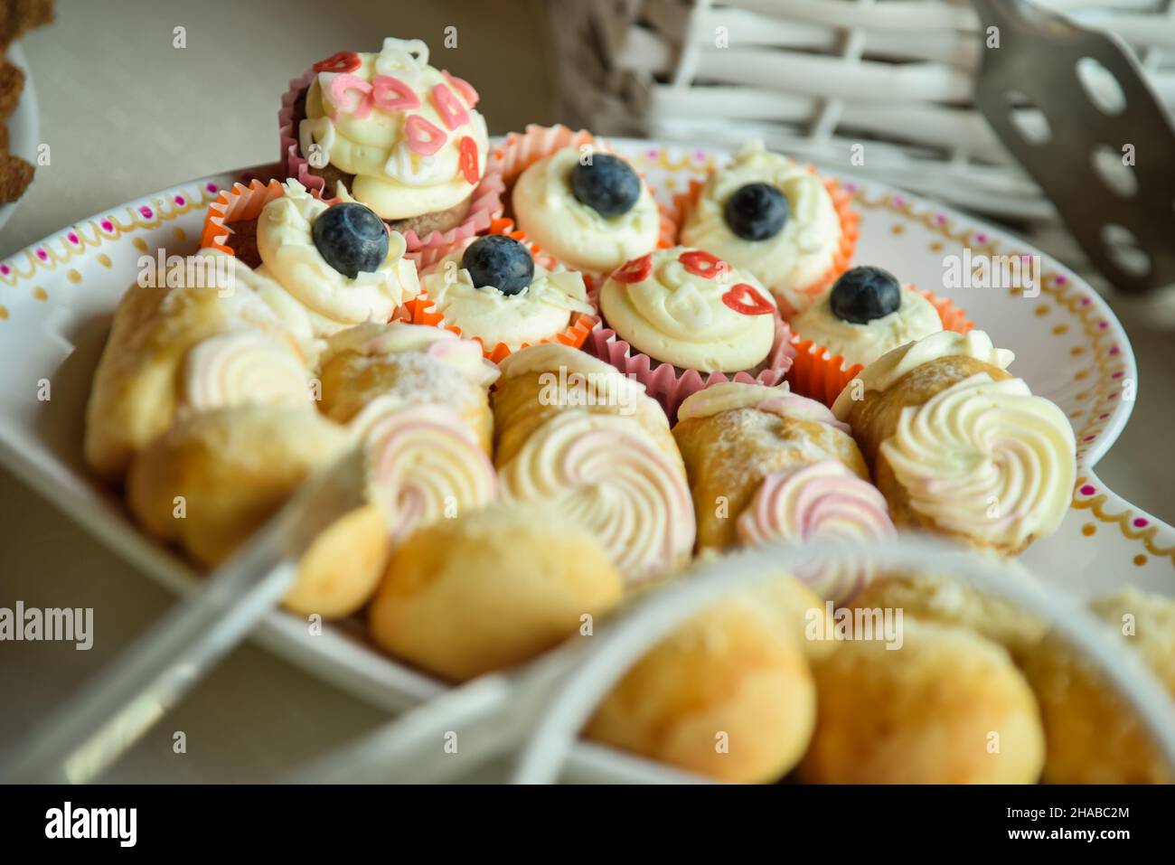 Sweet bar - cup cakes and scones on wedding table Stock Photo - Alamy