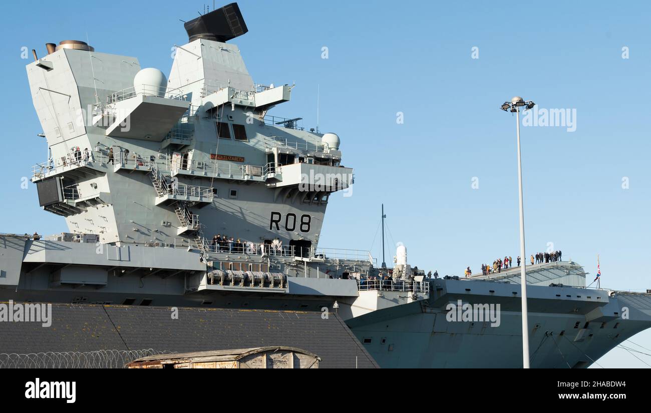 HMS Elizabeth open day for families Portsmouth Stock Photo - Alamy