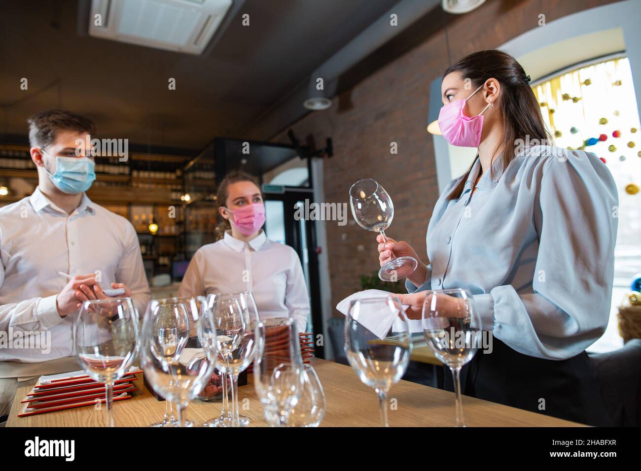 girl manager trains restaurant employees Stock Photo - Alamy