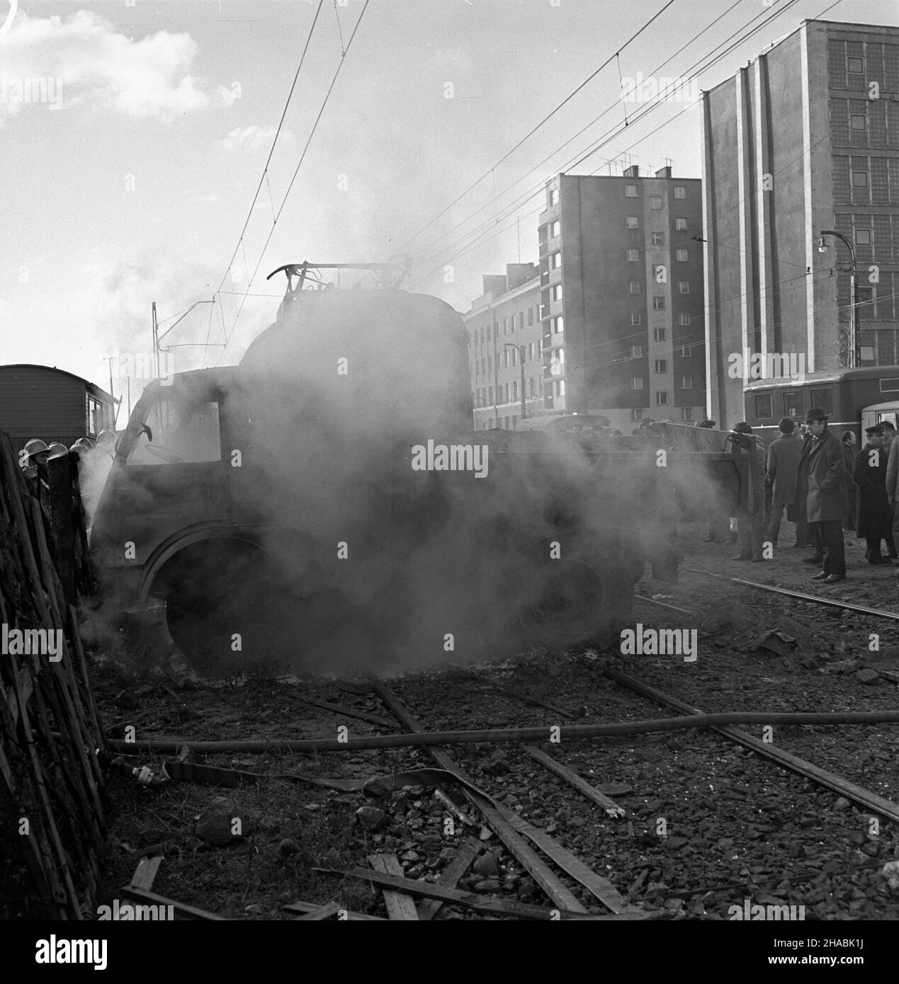 Warszawa, 1969-10-31. Wypadek drogowy na ulicy Czerniakowskiej, w ...