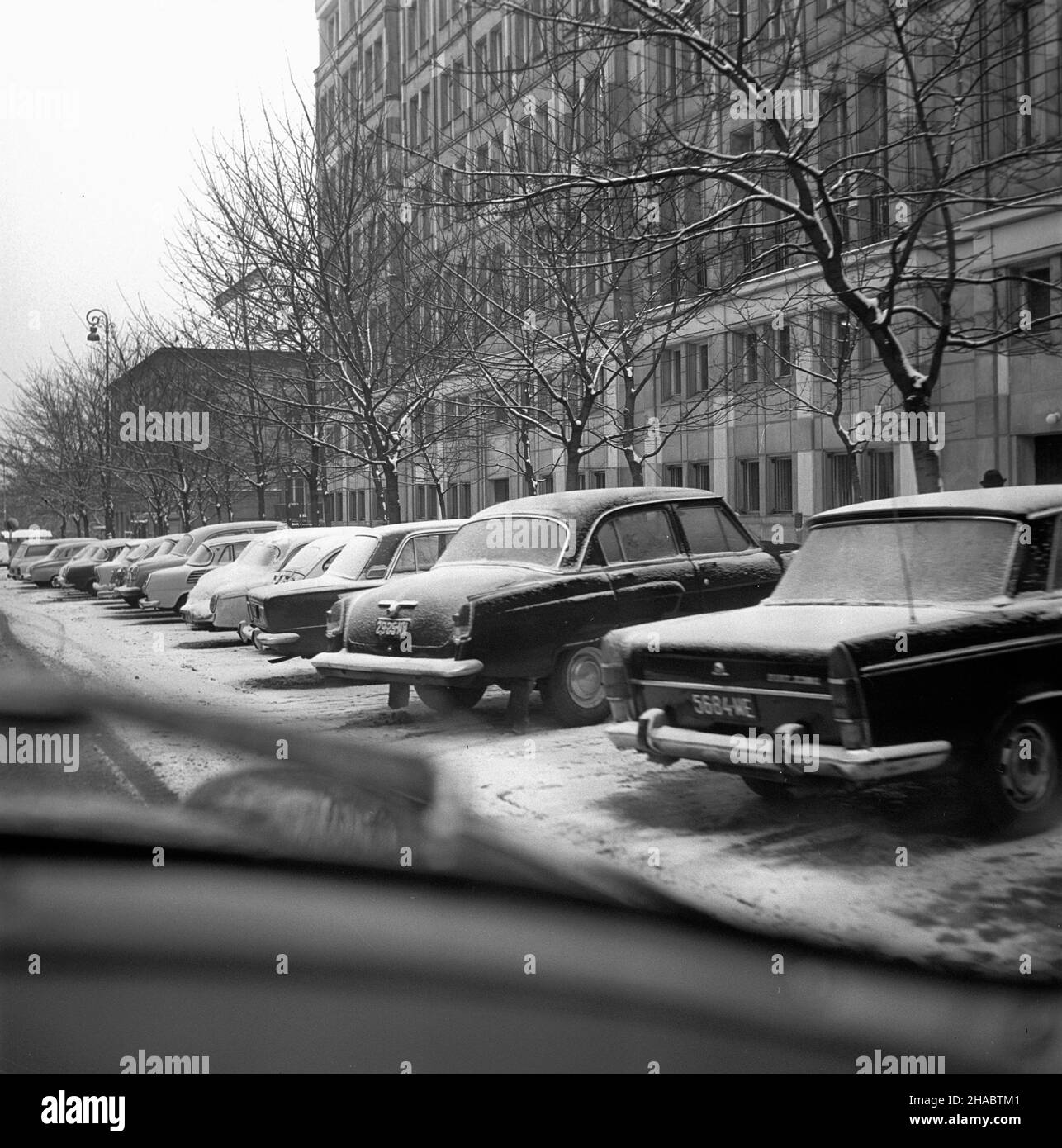 Warszawa, 1969-11. Ulica Krucza pokryta œniegiem. mb PAP/Edmund ...
