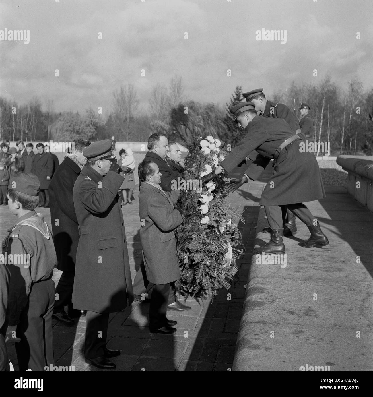 Warszawa, 1969-11-07. Sk³adanie wieñców na Cmentarzu ¯o³nierzy ...
