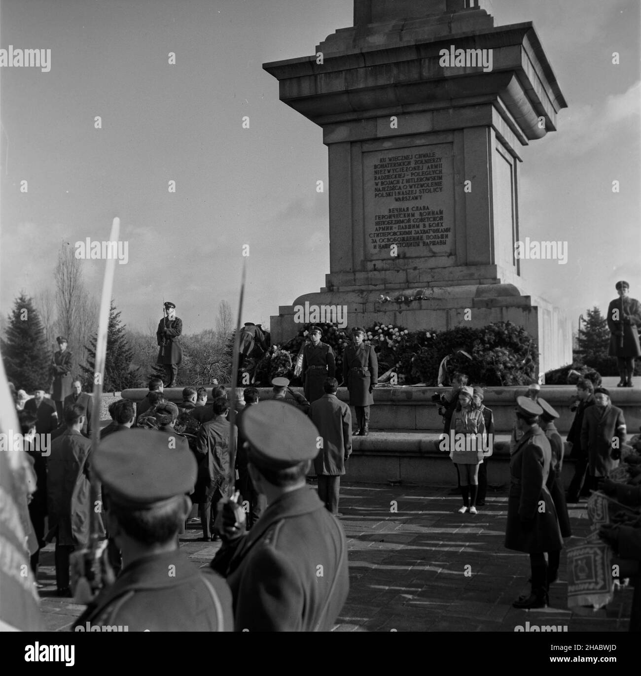 Warszawa, 1969-11-07. Sk³adanie wieñców na Cmentarzu ¯o³nierzy ...