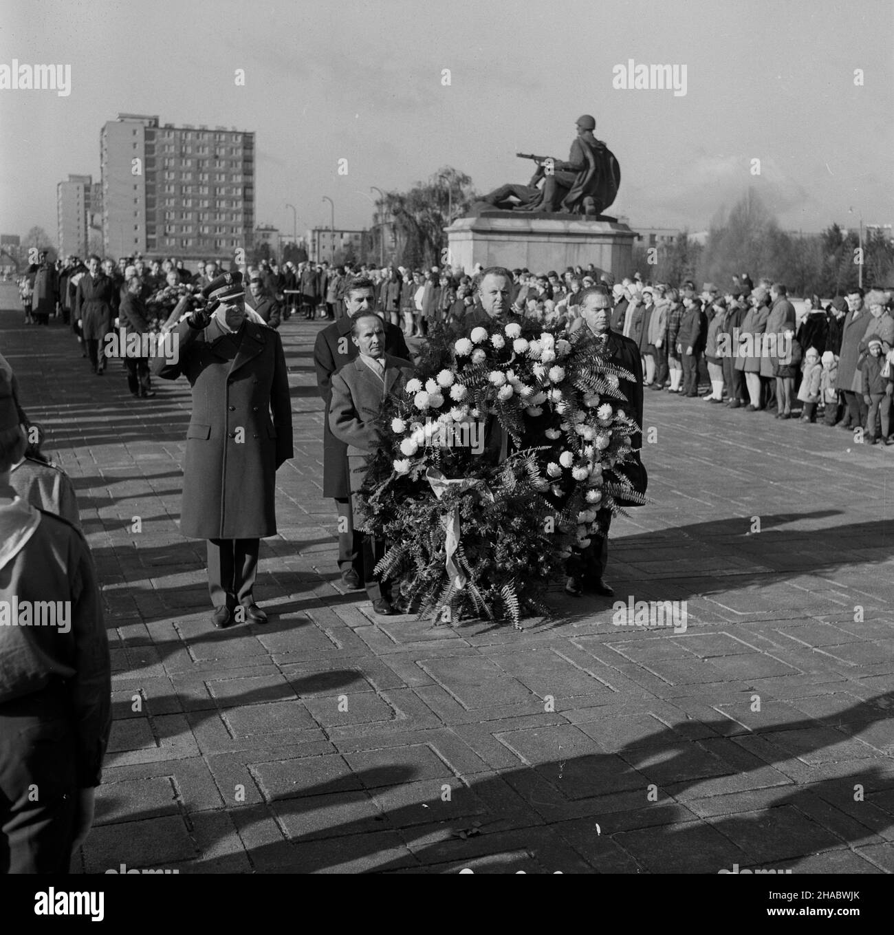 Warszawa, 1969-11-07. Sk³adanie wieñców na Cmentarzu ¯o³nierzy ...