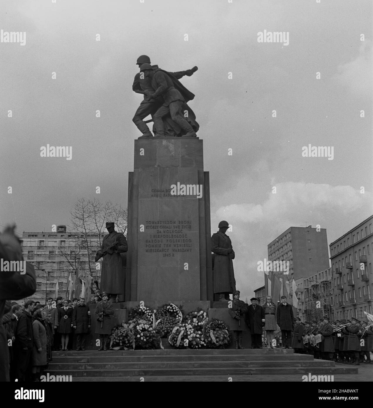 Warszawa, 1969-11-07. Obchody 52 rocznicy rewolucji paŸdziernikowej ...