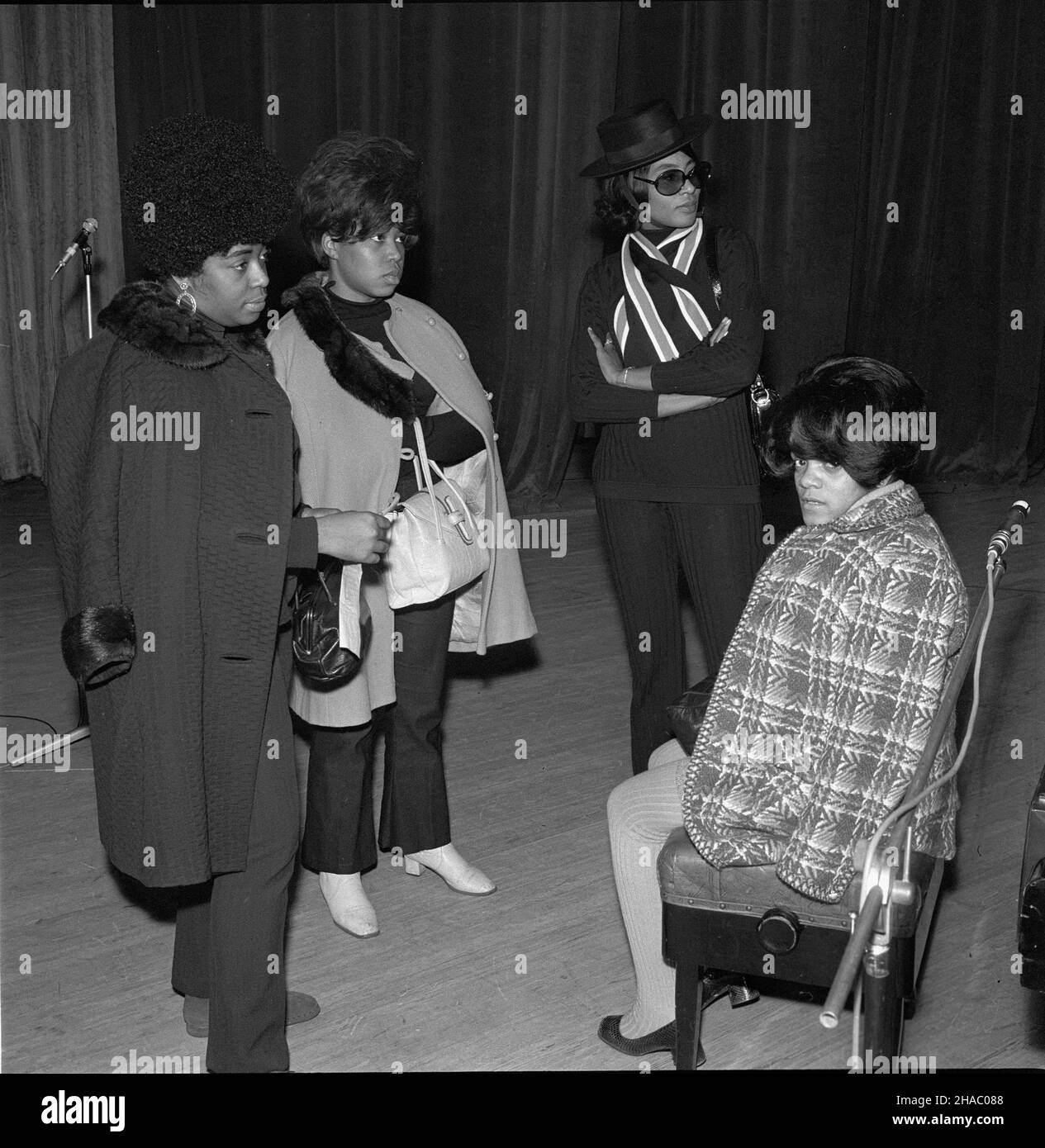 Warszawa, 1969-11-18. Patterson Singers przed koncertem w Sali ...