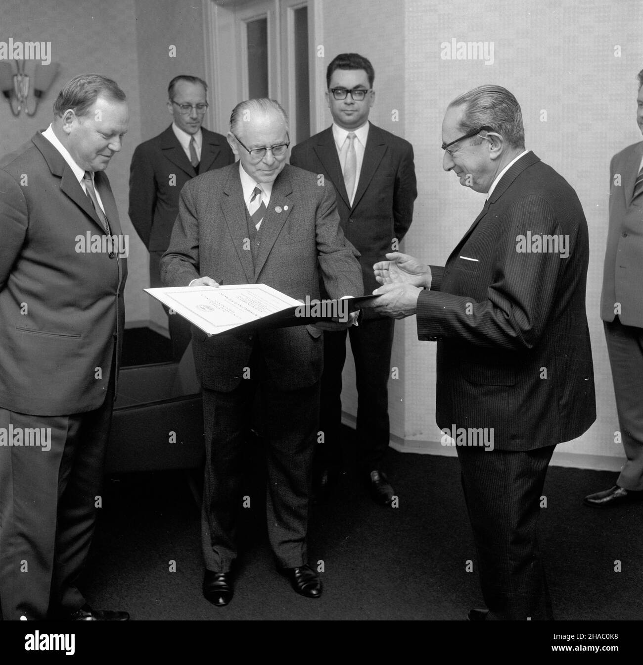 Warszawa, 1969-11-19. Wrêczenie prof. Kazimierzowi Kuratowskiemu ...