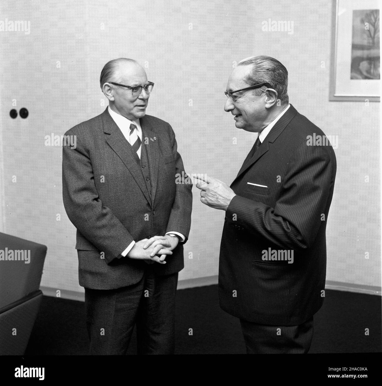 Warszawa, 1969-11-19. Wrêczenie prof. Kazimierzowi Kuratowskiemu ...