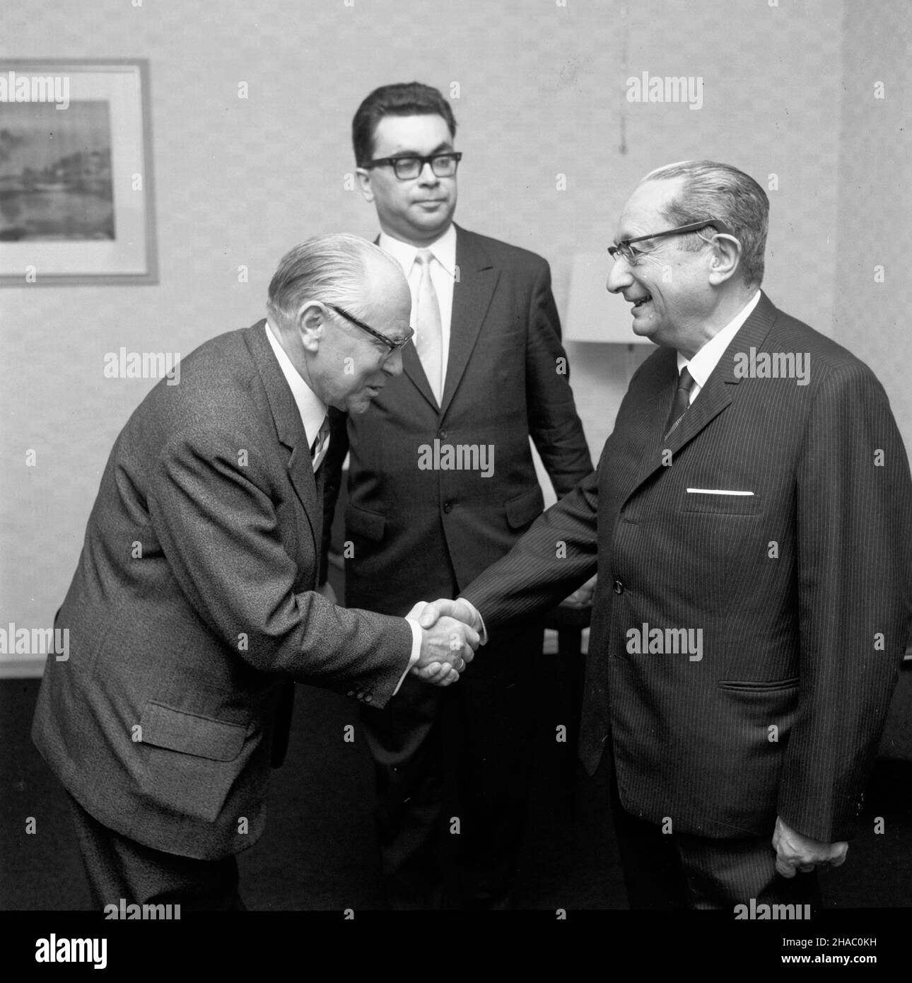 Warszawa, 1969-11-19. Wrêczenie prof. Kazimierzowi Kuratowskiemu ...