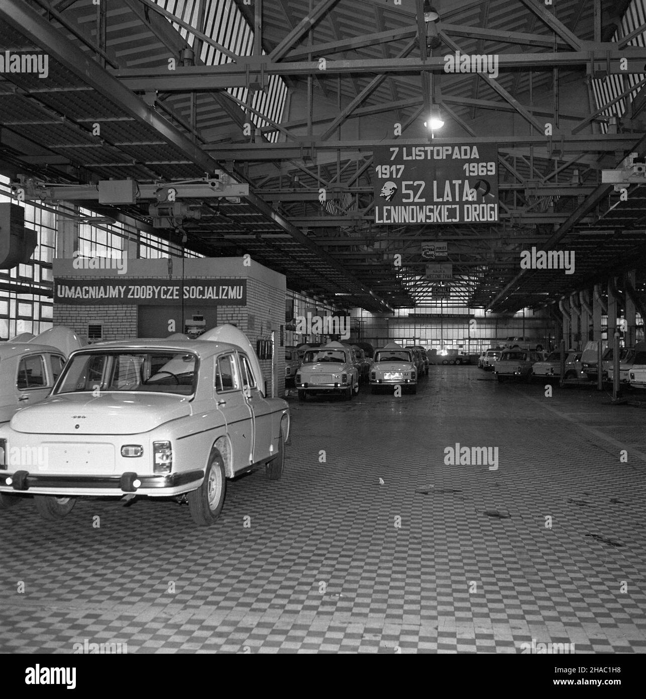 Warszawa, 1969-11-21. Fabryka Samochodów Osobowych (FSO) na warszawskim ...