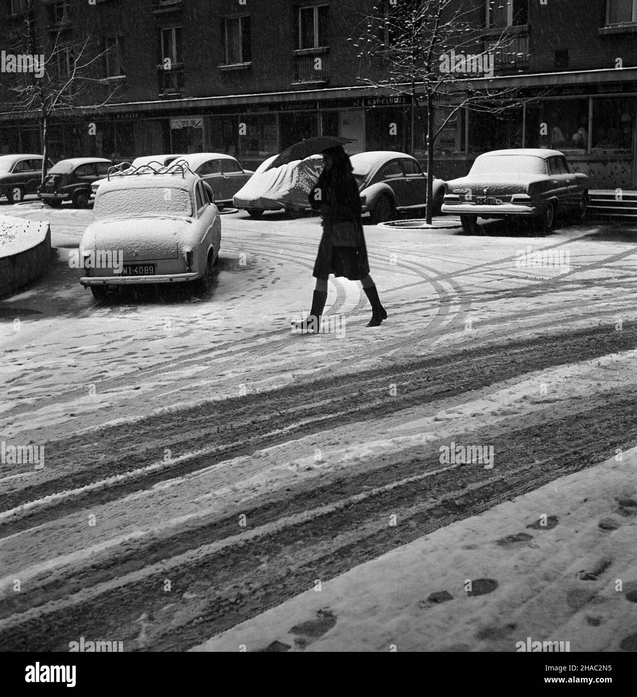 Warszawa, 1969-11-26. Pierwsze obfite opady œniegu wyst¹pi³y w stolicy ...
