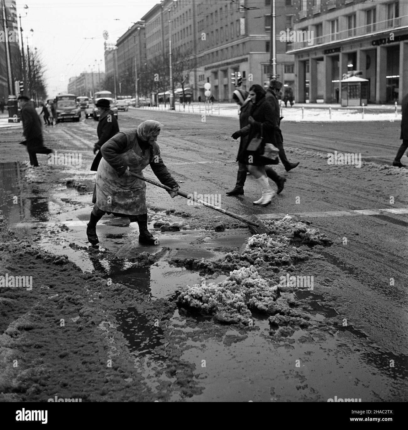 Warszawa, 1969-11-26. Wczesna zima, pierwsze obfite opady œniegu ...