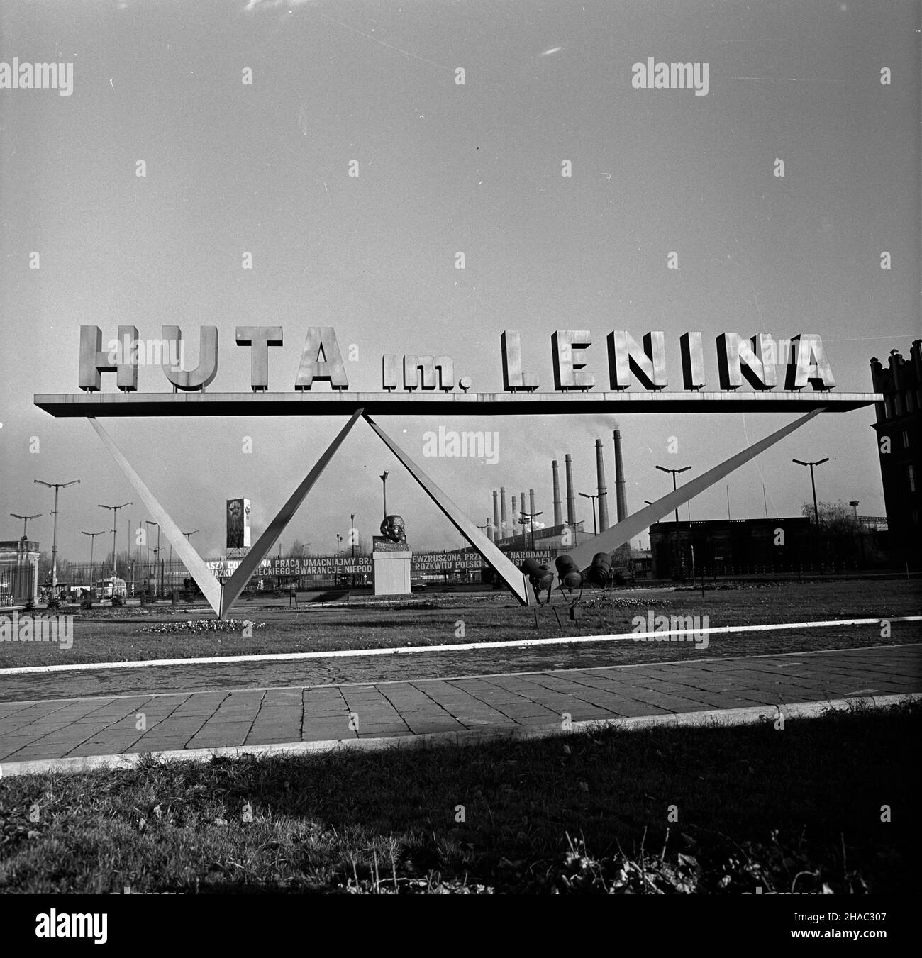 Kraków, 1969-11-27. Huta im. Lenina w Nowej Hucie. Nz. pomnik W³adimira ...