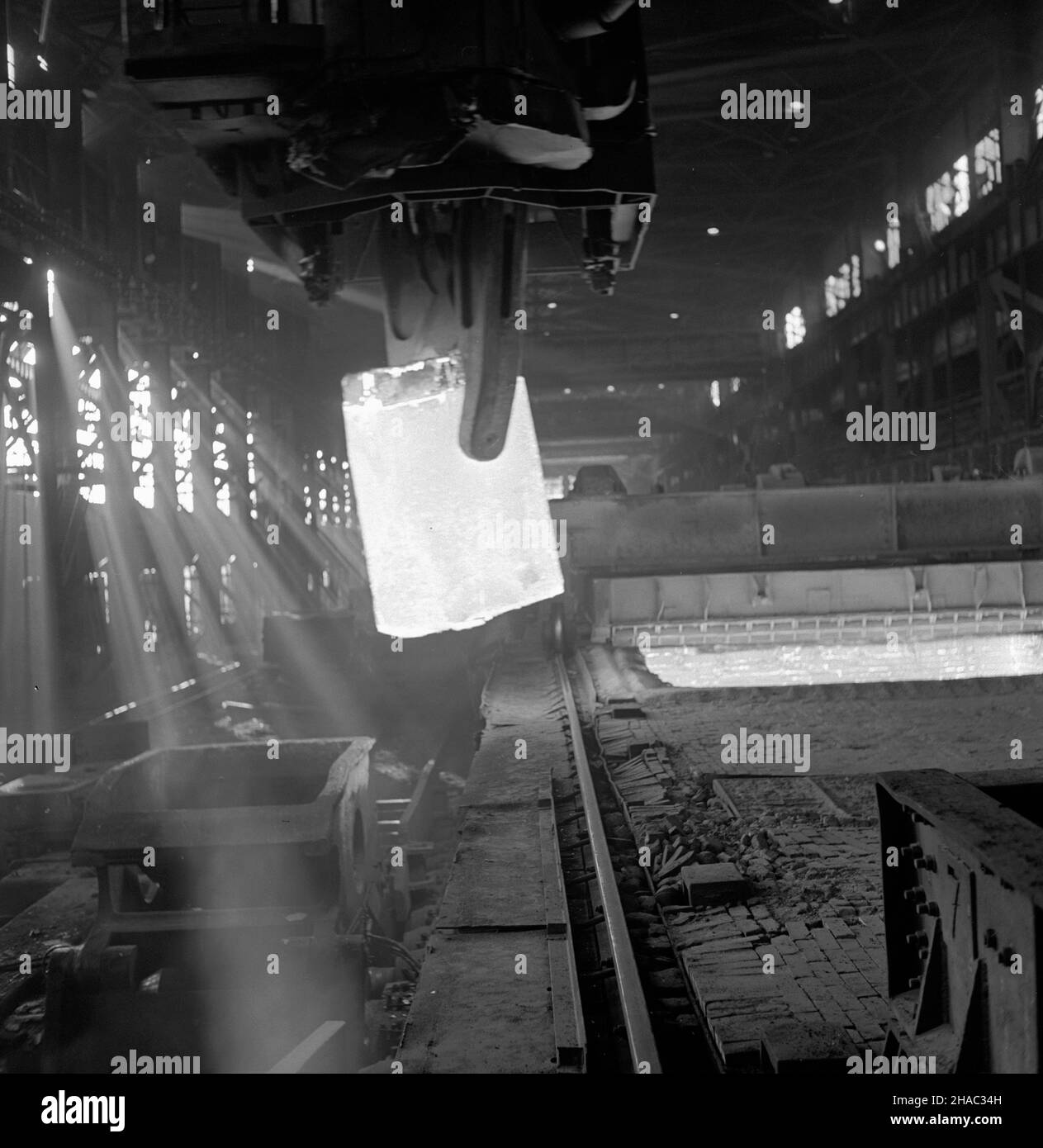 Kraków, 1969-11-27. Huta im. Lenina w Nowej Hucie. Nz. hala walcowni ...