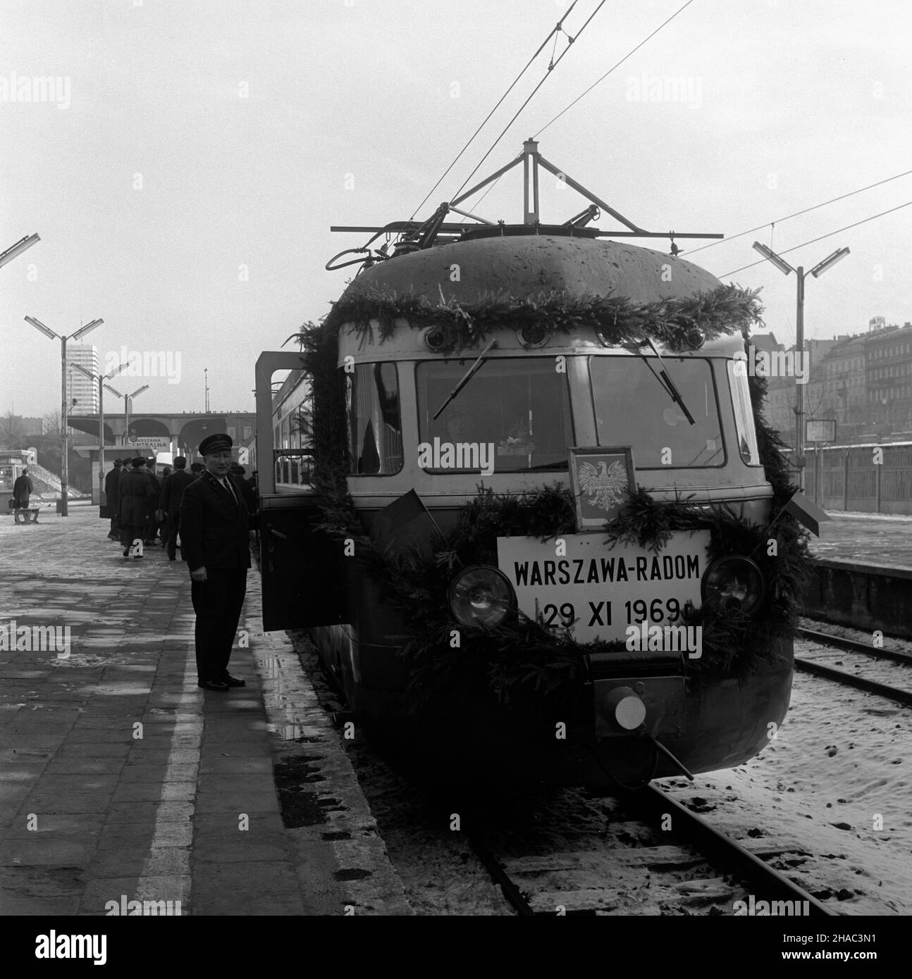 Warszawa, 1969-11-29. Pierwszy poci¹g elektryczny wyrusza na trasê ...
