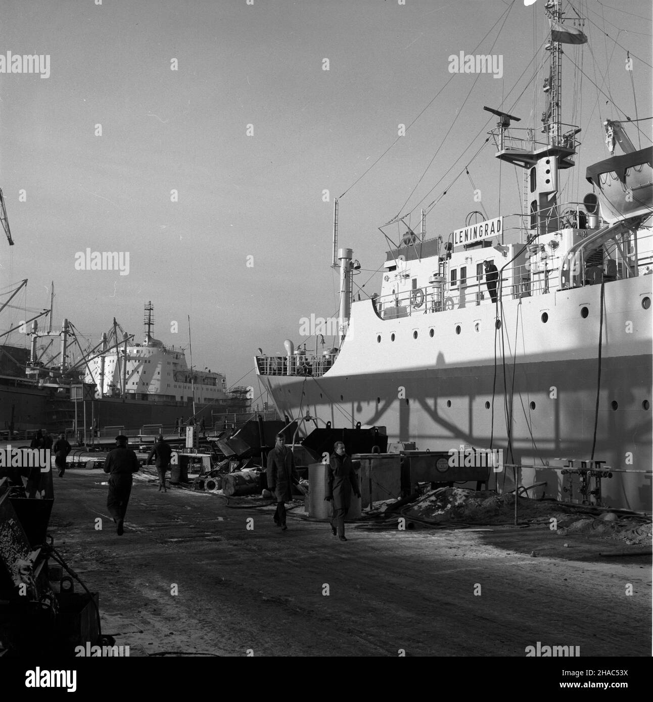 Gdañsk, 1969-12. Stocznia Gdañska im. Lenina. Nz. trawler Leningrad ...