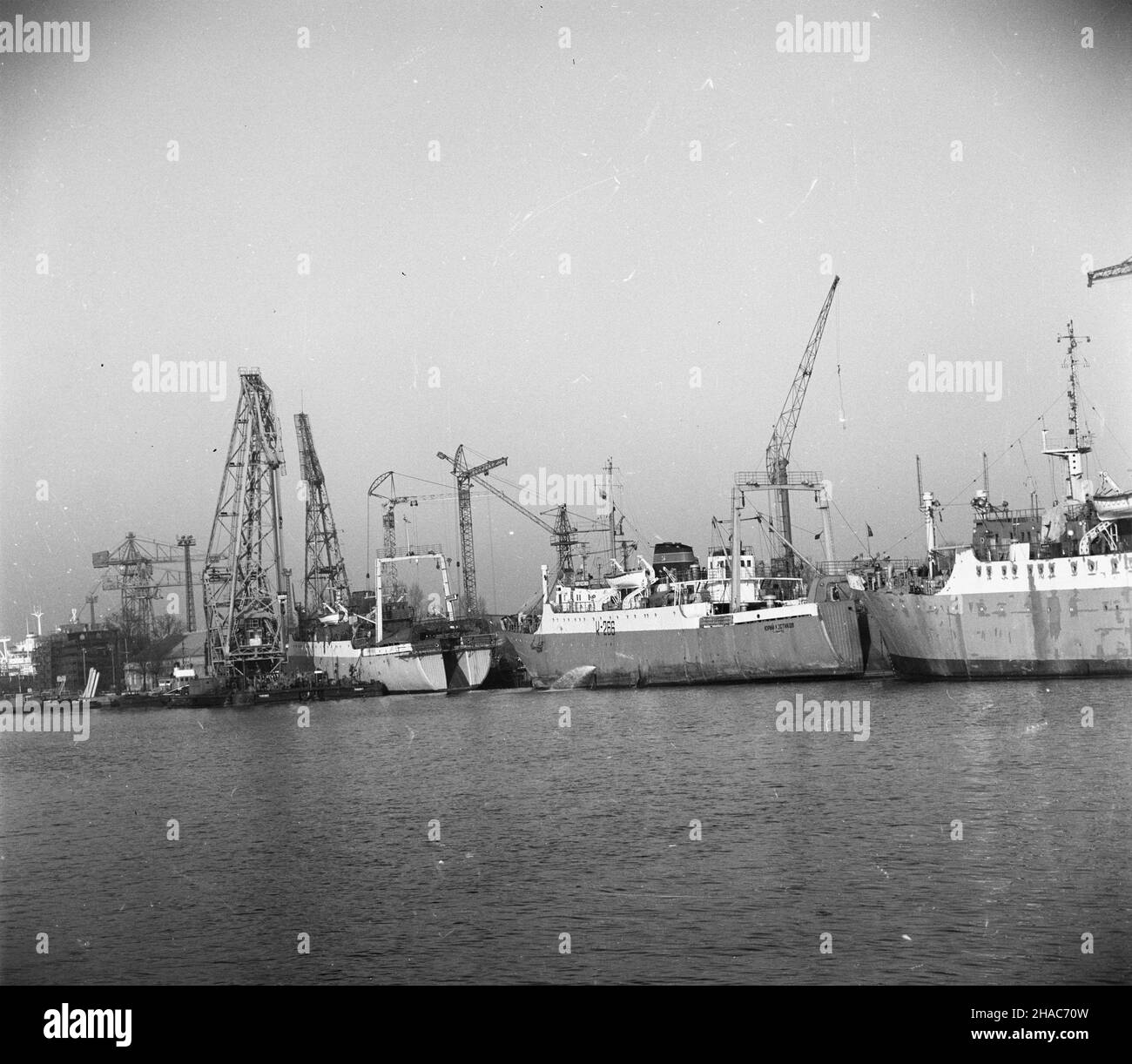 Gdañsk, 1969-12-07. W Stoczni Gdañskiej im. Lenina budowane s¹ m.in ...
