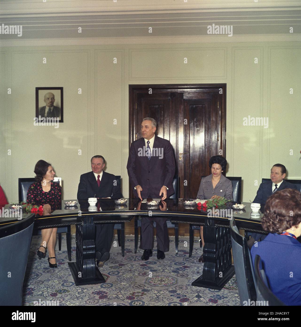 Oewieto kobiet hi-res stock photography and images - Alamy