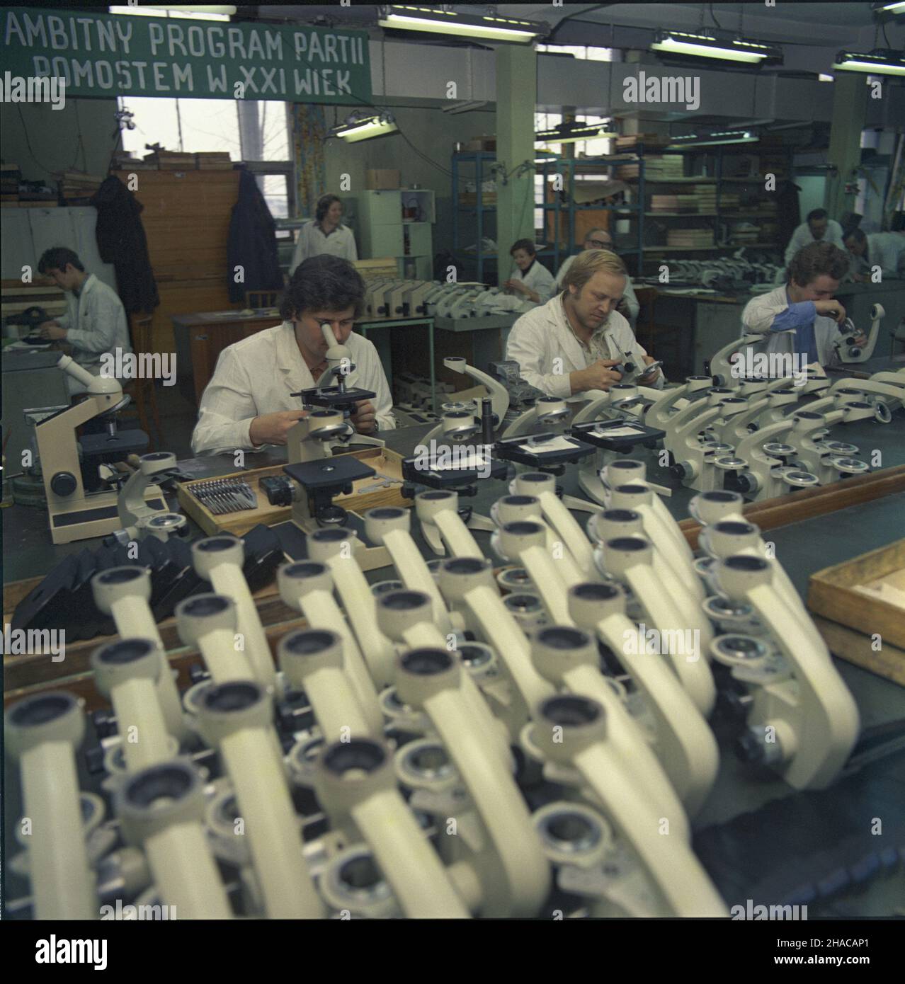 Pzo mikroskopy i wyroby optyczne hi-res stock photography and images ...