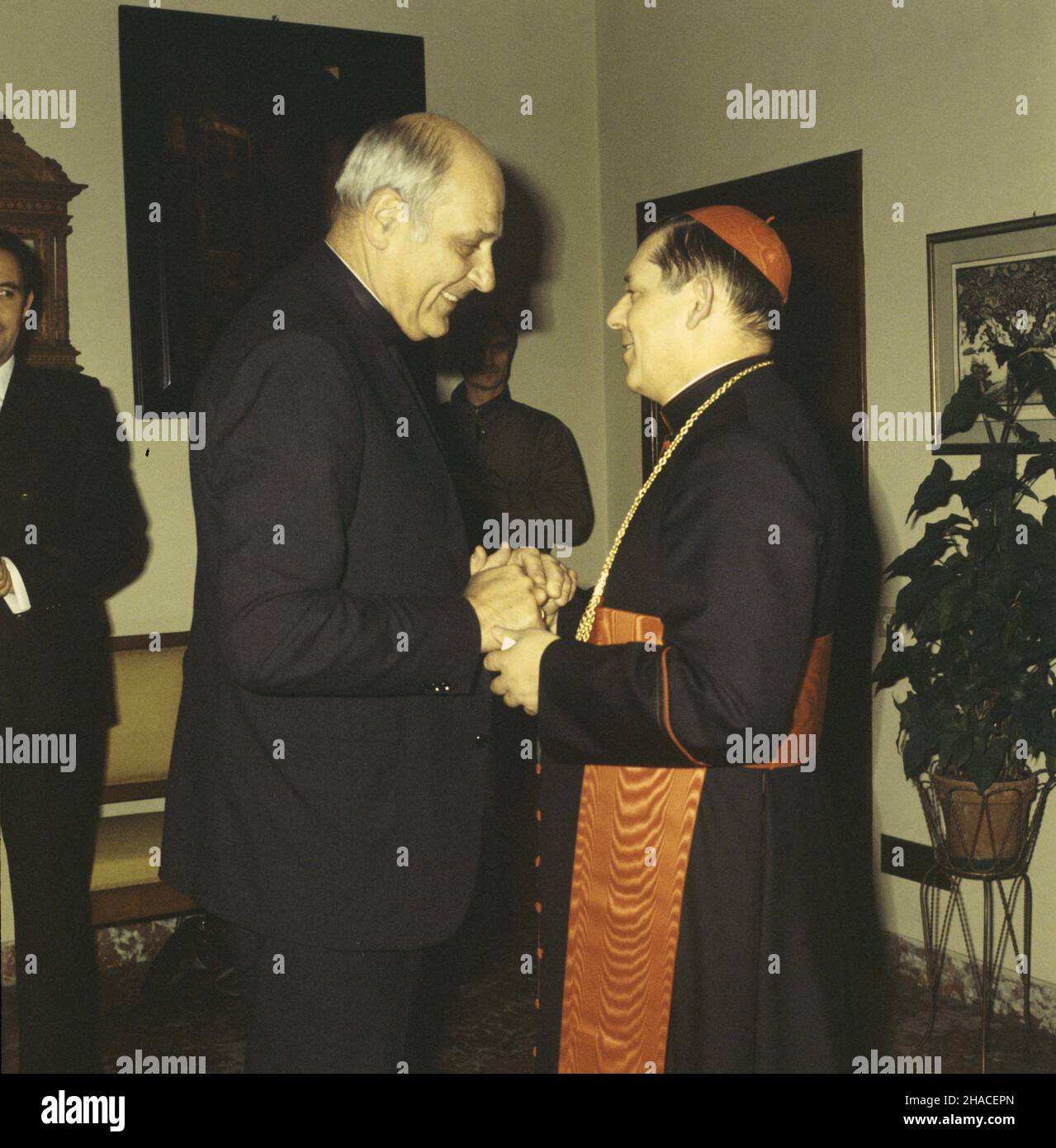 Warszawa 02.1983. Prymas Polski arcybiskup Józef Glemp otrzyma³ godnoœæ ...