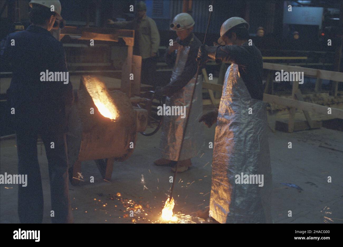 Lublin 05.1984. Odlewnia Zak³adów Mechanicznych Ursus SA. Nz. wytop ...